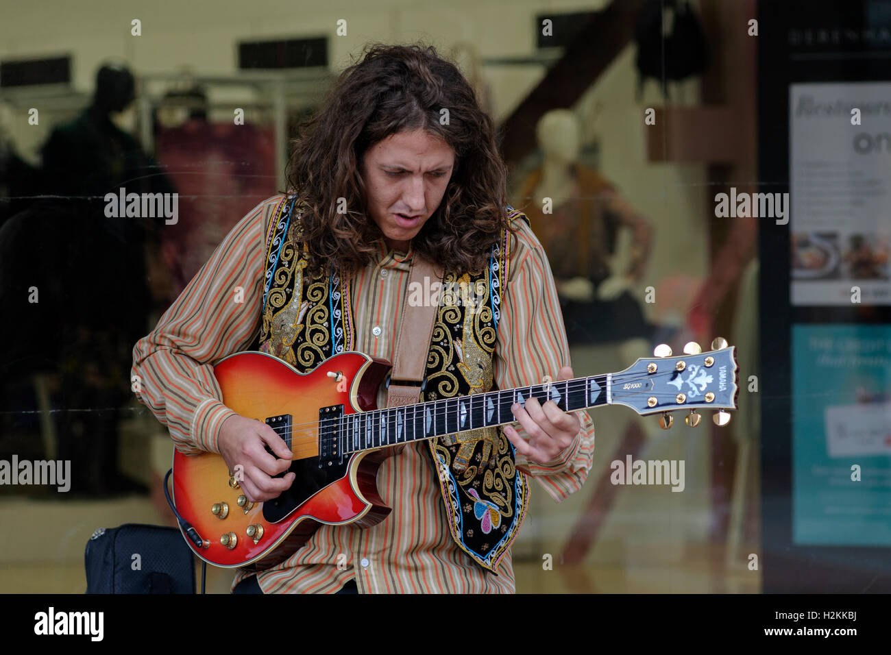 street busker performing in shopping center in england uk Stock Photo ...