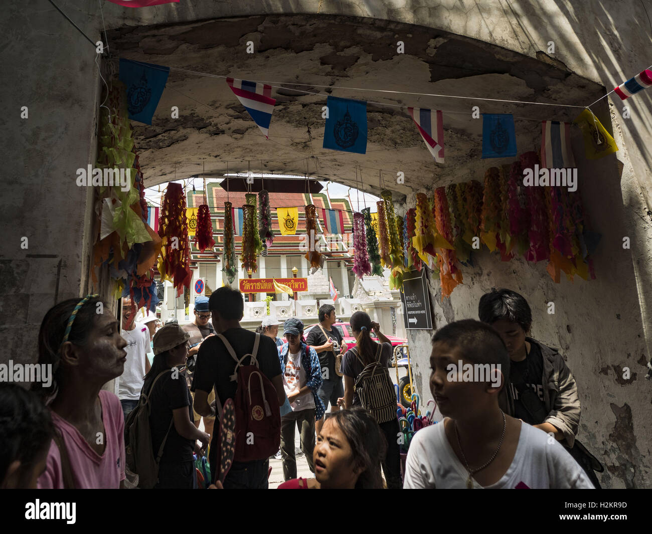 Bangkok, Bangkok, Thailand. 29th Sep, 2016. People jam the entrance to ...