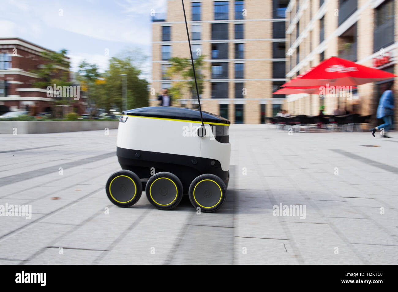 Starship robot hi-res stock photography and images - Alamy