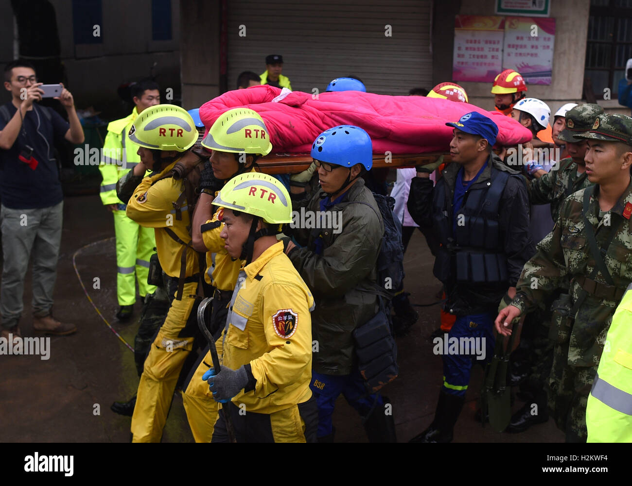 Suichang, China's Zhejiang Province. 29th Sep, 2016. Rescuers carry the ...