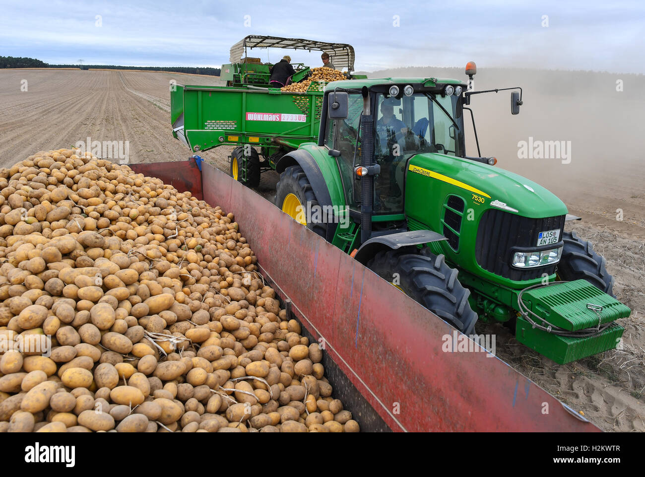 Diehlo, Germany. 29th Sep, 2016. A potato lifting machine belonging to ...
