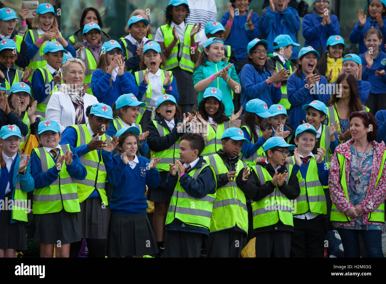 Going to school uk primary hi-res stock photography and images - Alamy