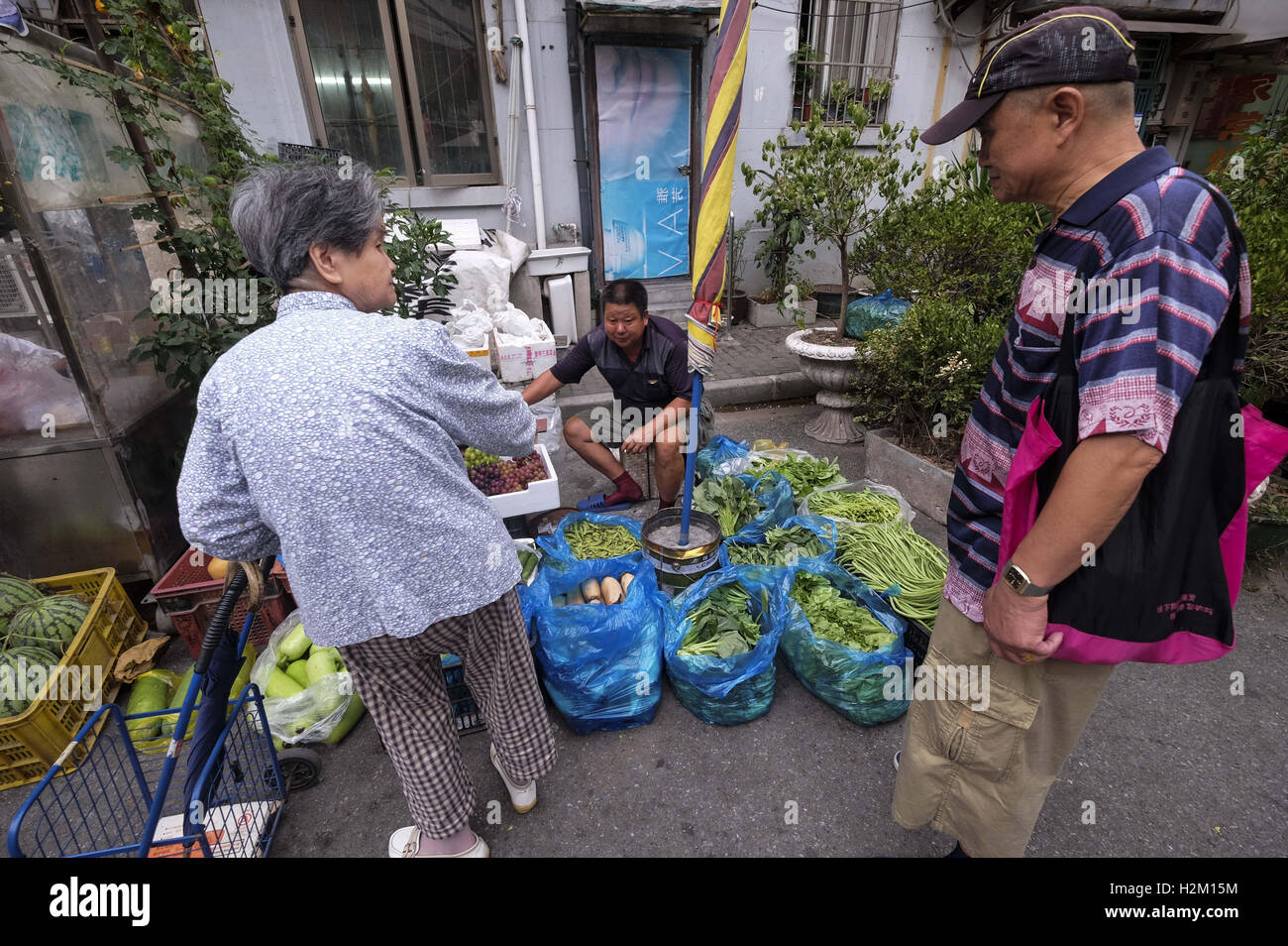 Los Angeles, California, USA. 5th Sep, 2016. A street hawker sells ...