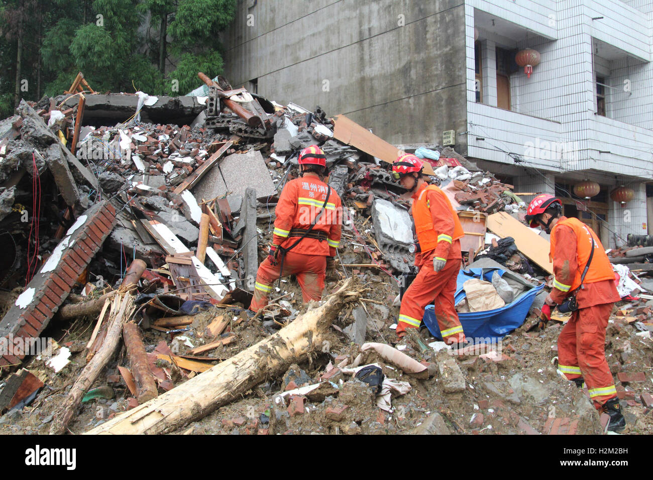 Wenzhou, Wenzhou, China. 30th Sep, 2016. Rescuers save residents in ...