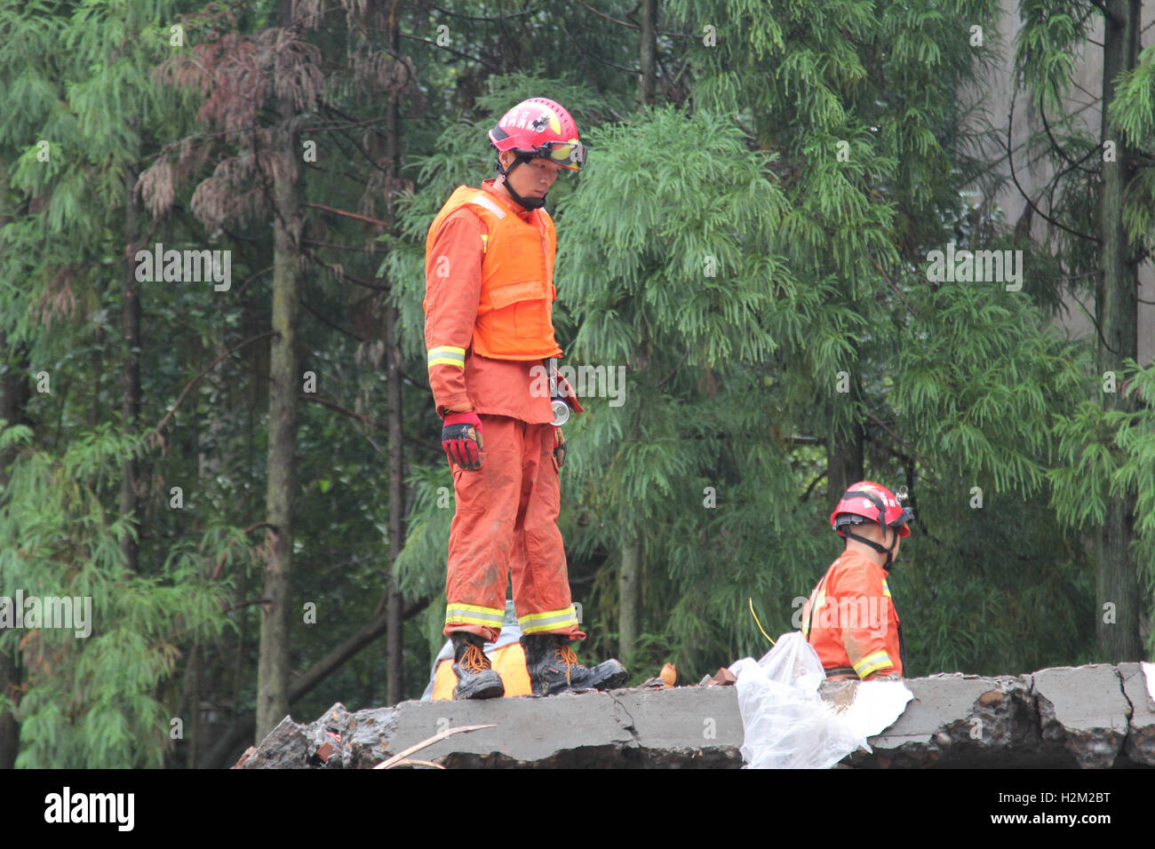 Wenzhou, Wenzhou, China. 30th Sep, 2016. Rescuers save residents in ...