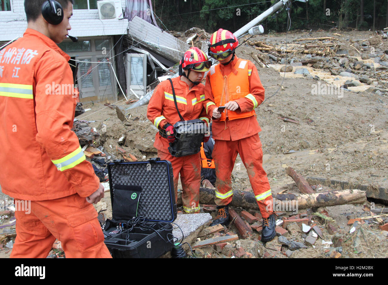 Wenzhou, Wenzhou, China. 30th Sep, 2016. Rescuers save residents in ...