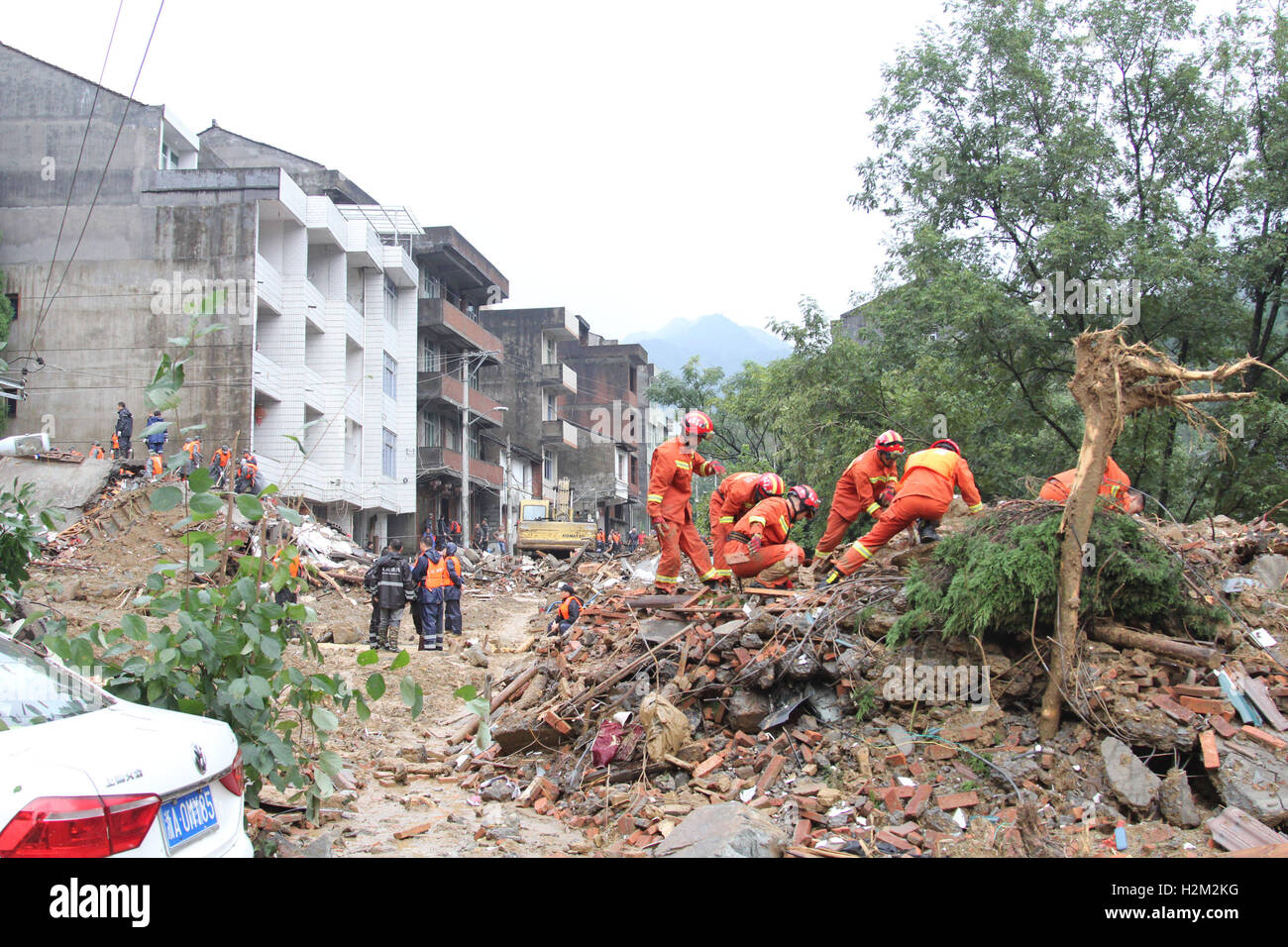 Wenzhou, Wenzhou, China. 30th Sep, 2016. Rescuers save residents in ...