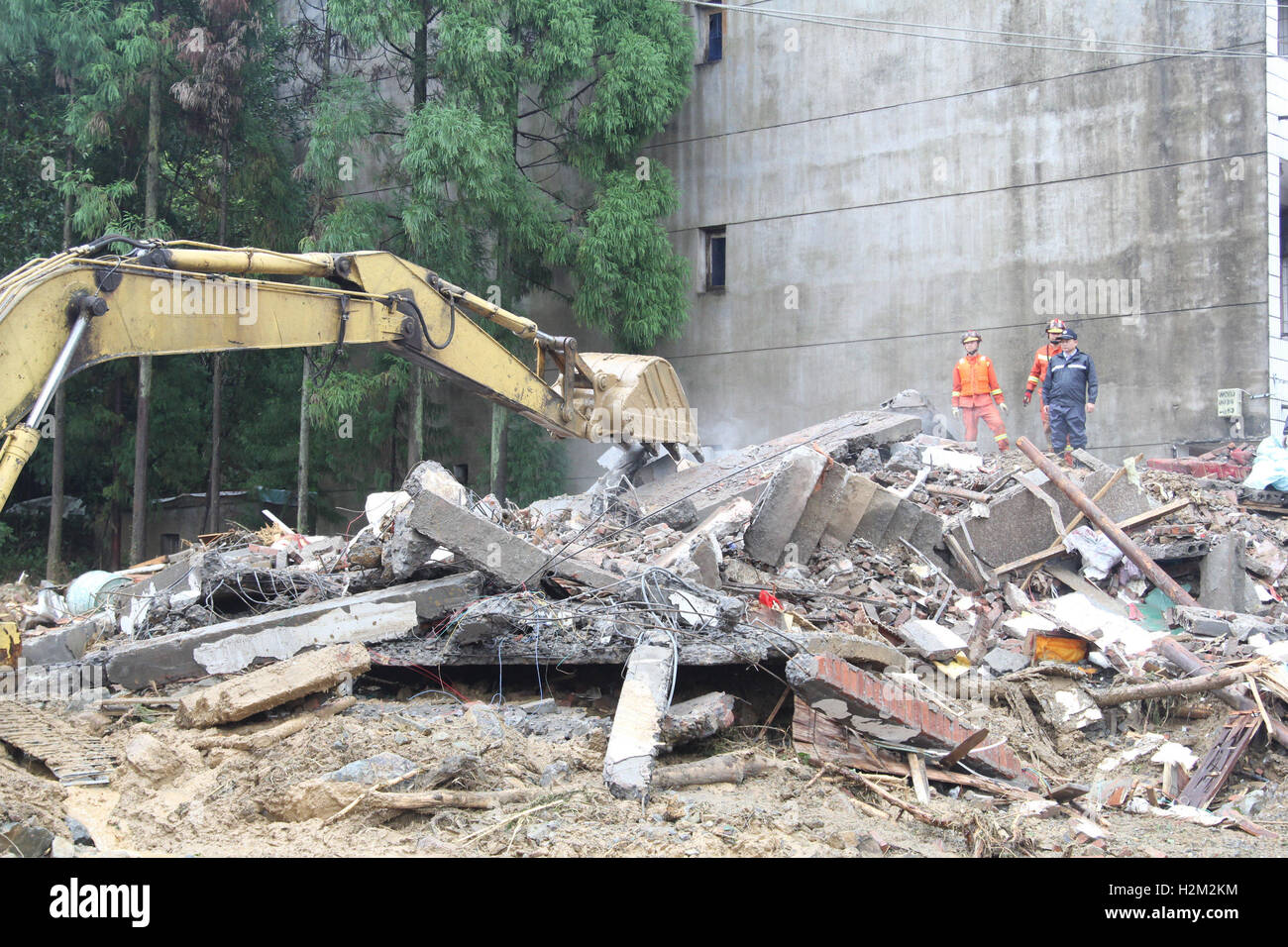 Wenzhou, Wenzhou, China. 30th Sep, 2016. Rescuers save residents in ...