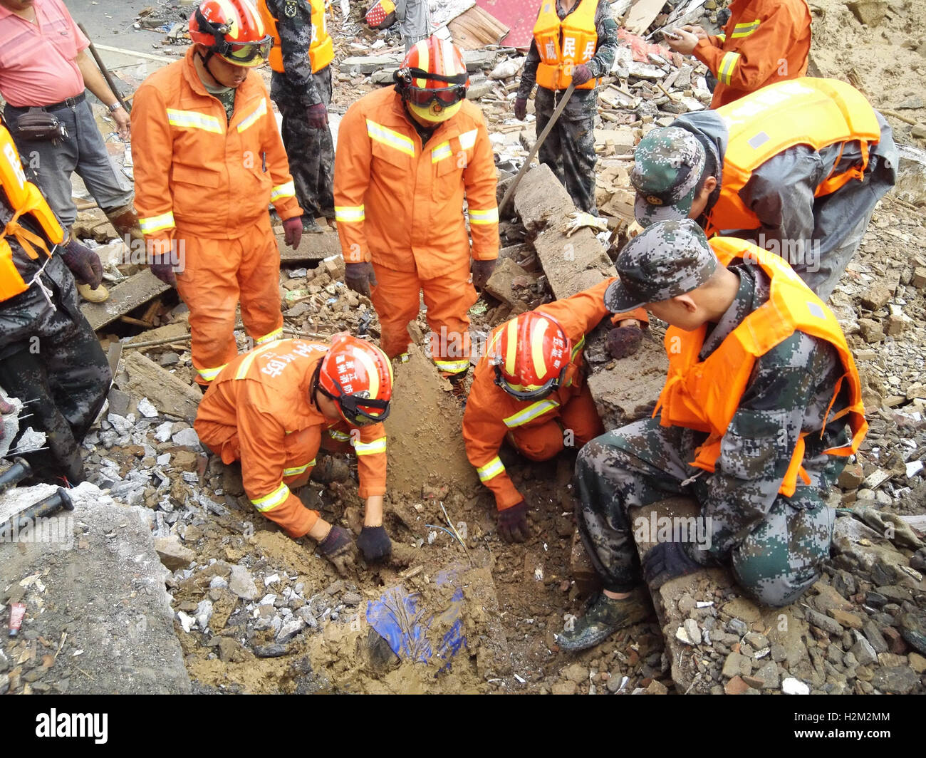 Wenzhou, Wenzhou, China. 30th Sep, 2016. Rescuers save residents in ...