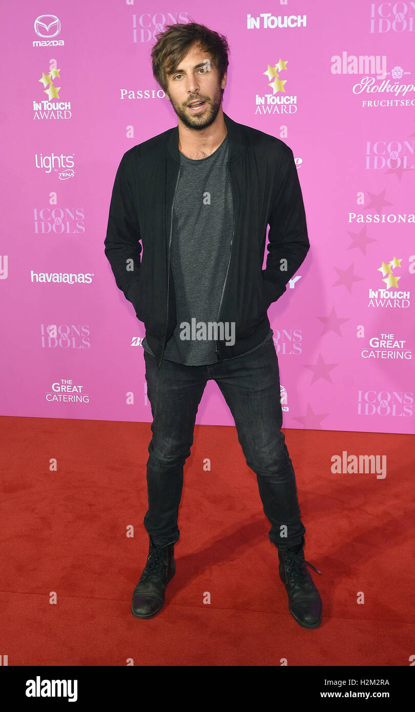 Duesseldorf, Germany. 29th Sep, 2016. Singer Max Giesinger arrives to ...