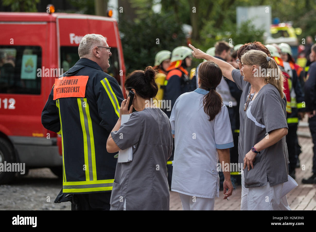 Bochum, Germany. 30th Sep, 2016. Hospital personnel and firefighters ...