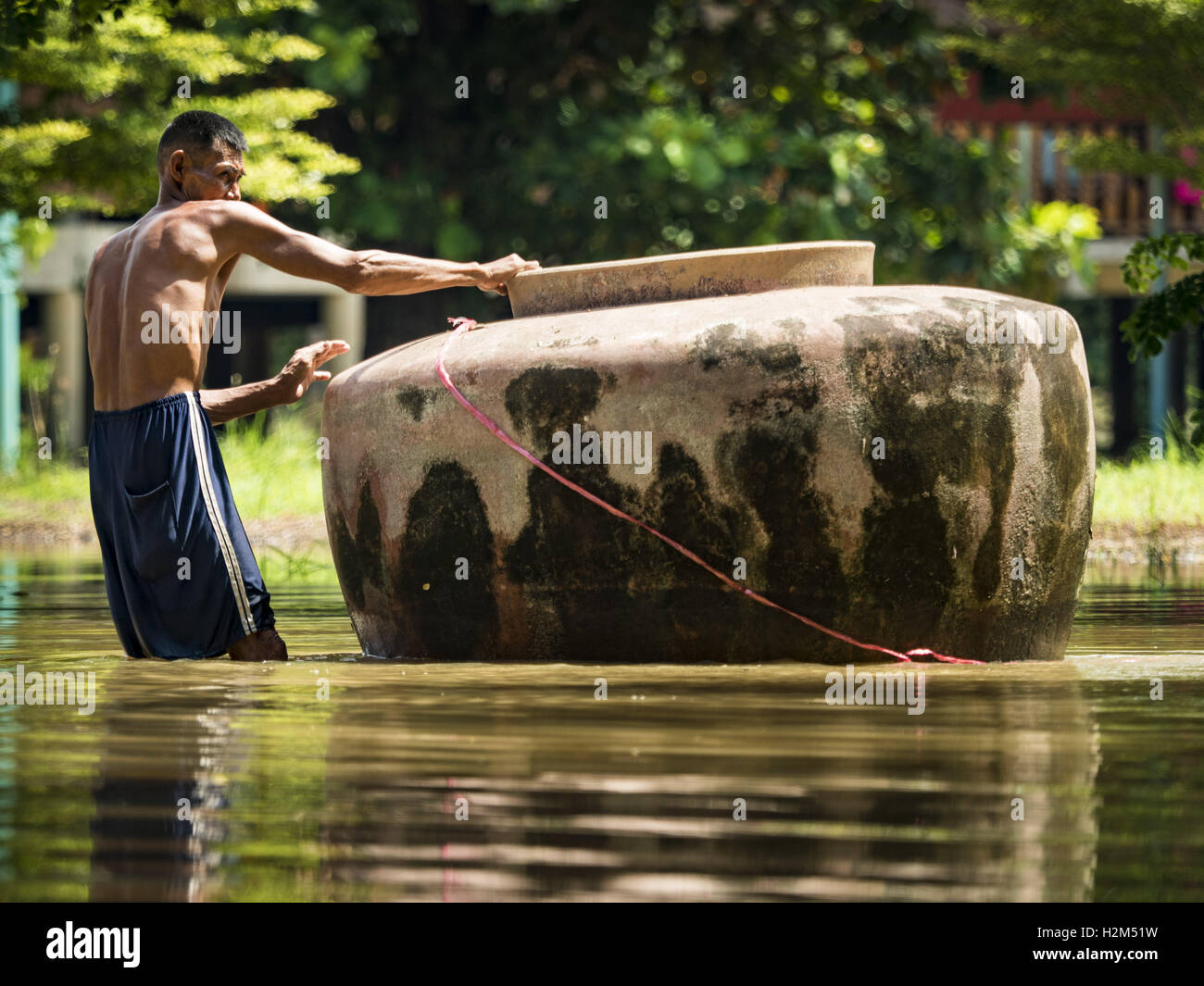 Sai Noi, Ayutthaya, Thailand. 30th September, 2016. A man in Sai Noi ...
