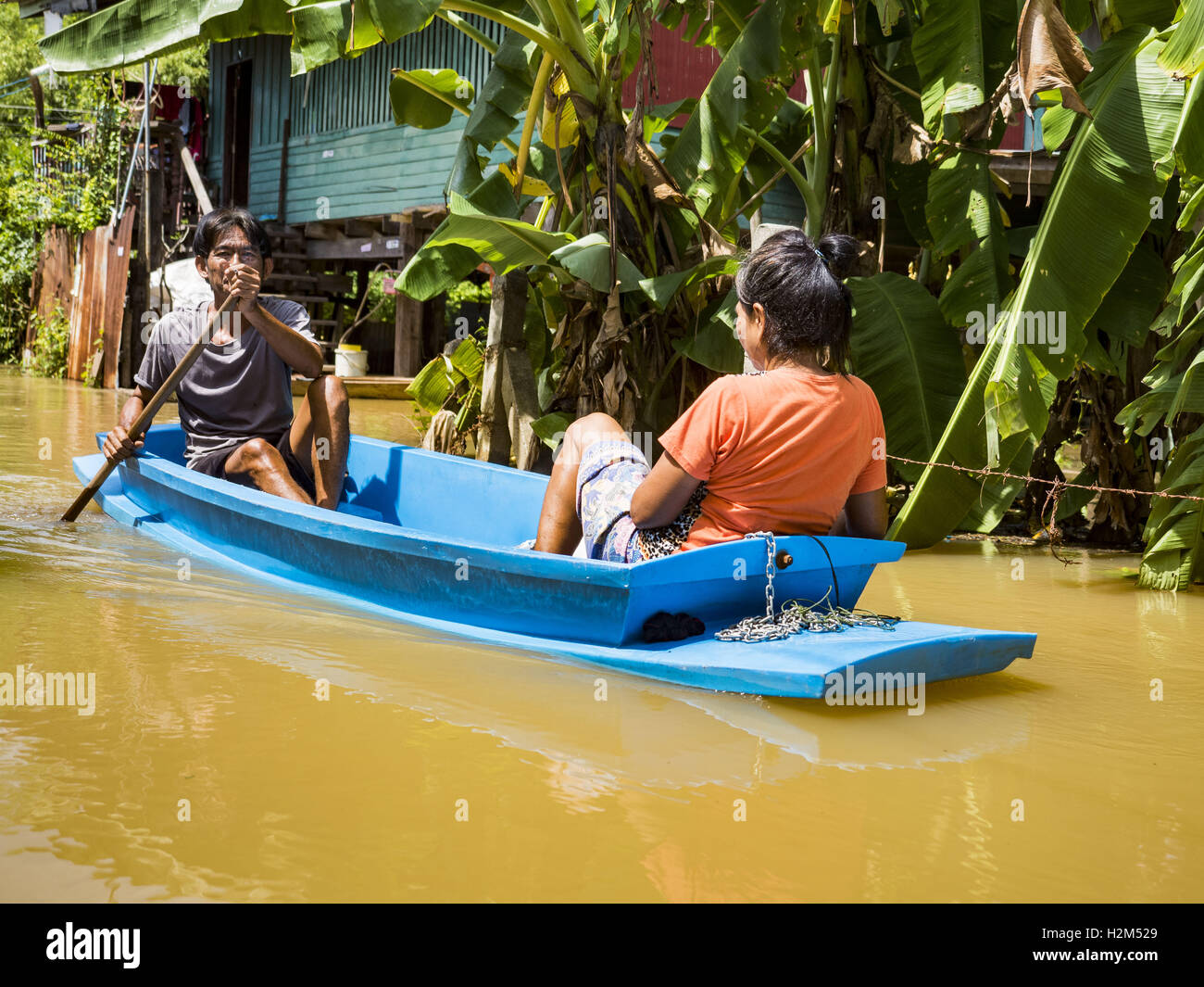 Sai Noi, Ayutthaya, Thailand. 30th September, 2016. People paddle back ...