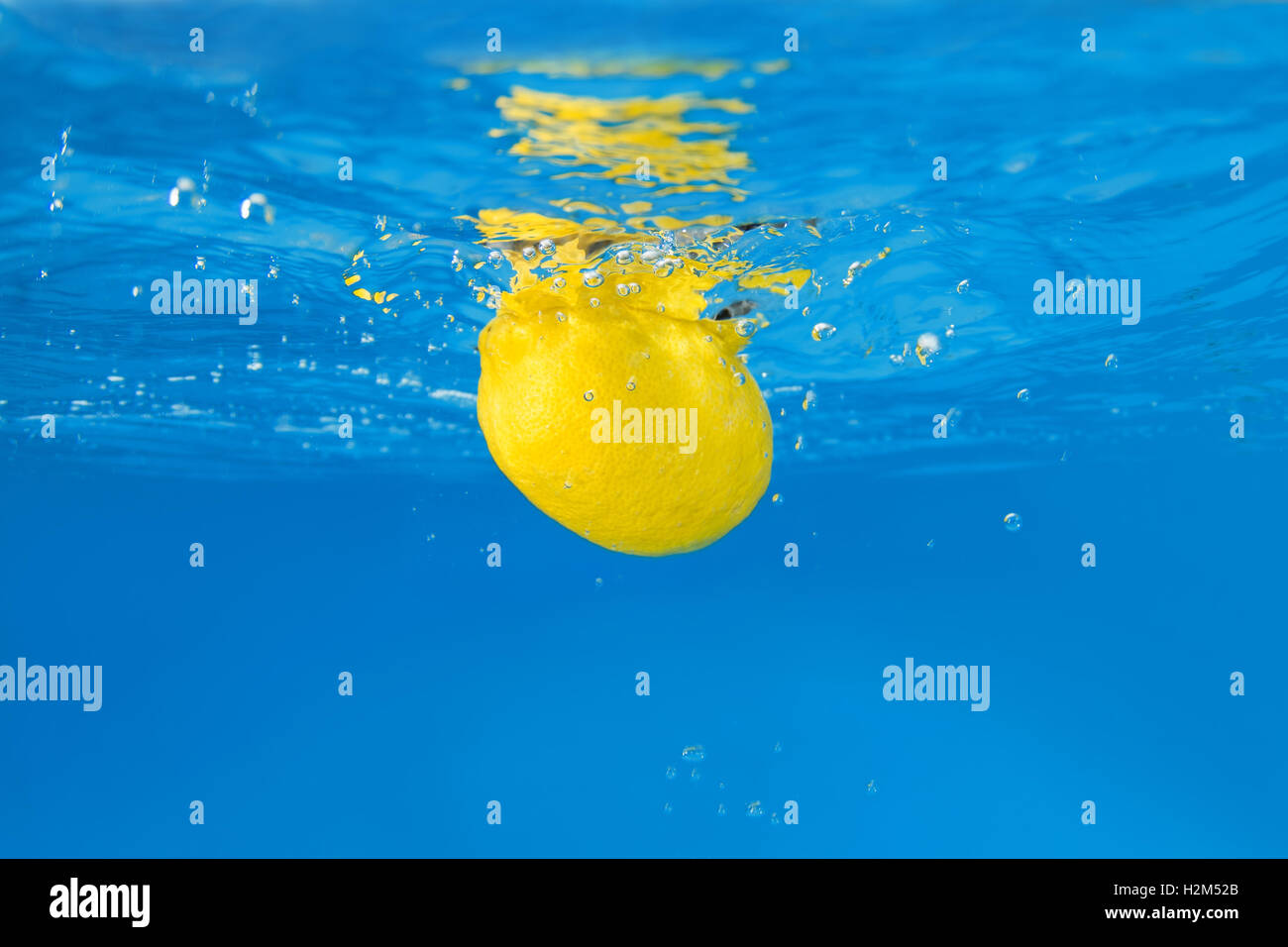 Odessa, Ukraine. 18th Sep, 2016. Lemon splashing in blue water © Andrey ...