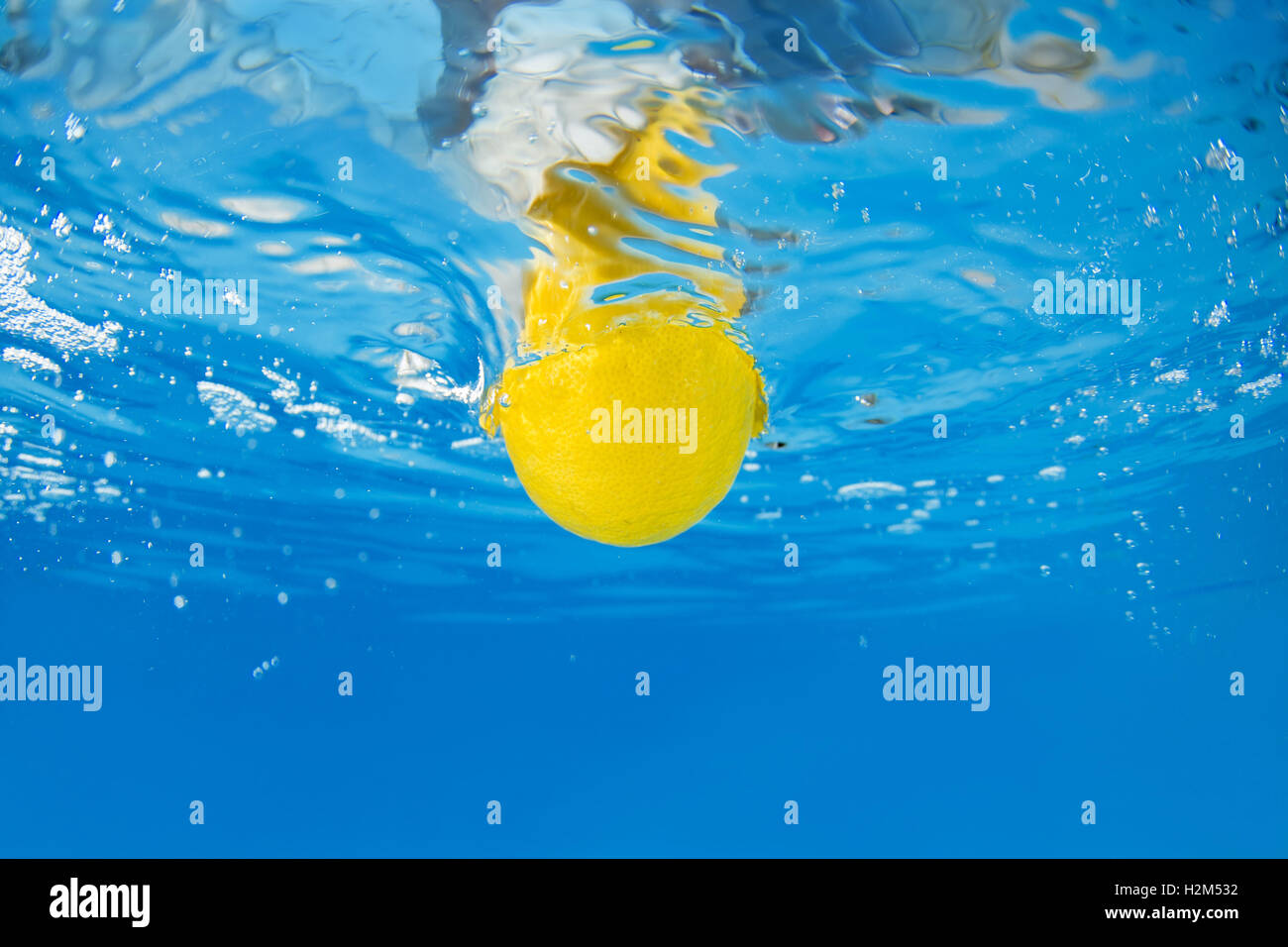 Odessa, Ukraine. 18th Sep, 2016. Lemon splashing in blue water © Andrey ...