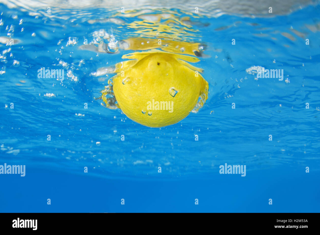 Odessa, Ukraine. 18th Sep, 2016. Lemon splashing in blue water © Andrey ...