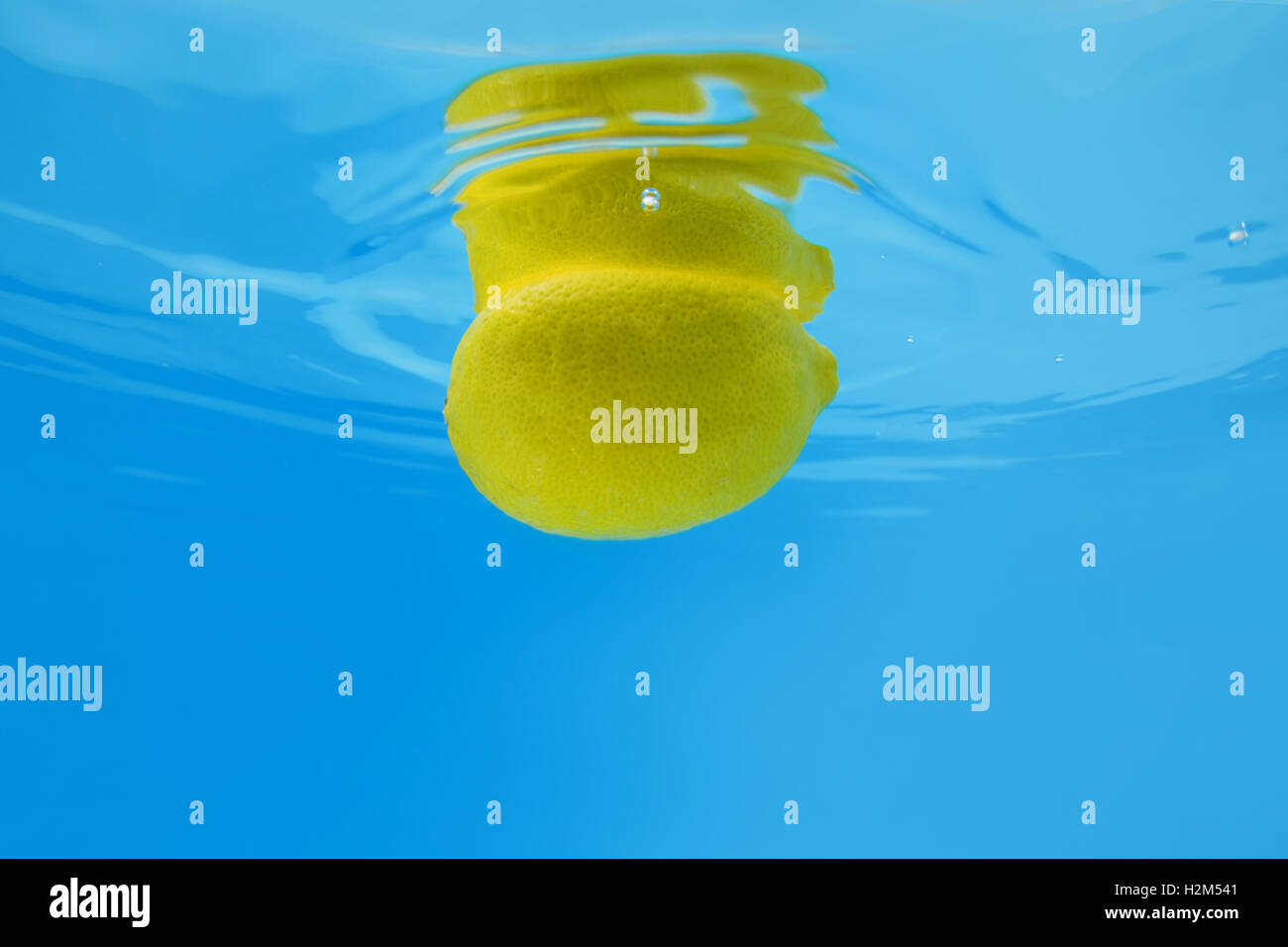 Odessa, Ukraine. 18th Sep, 2016. Lemon splashing in blue water © Andrey ...