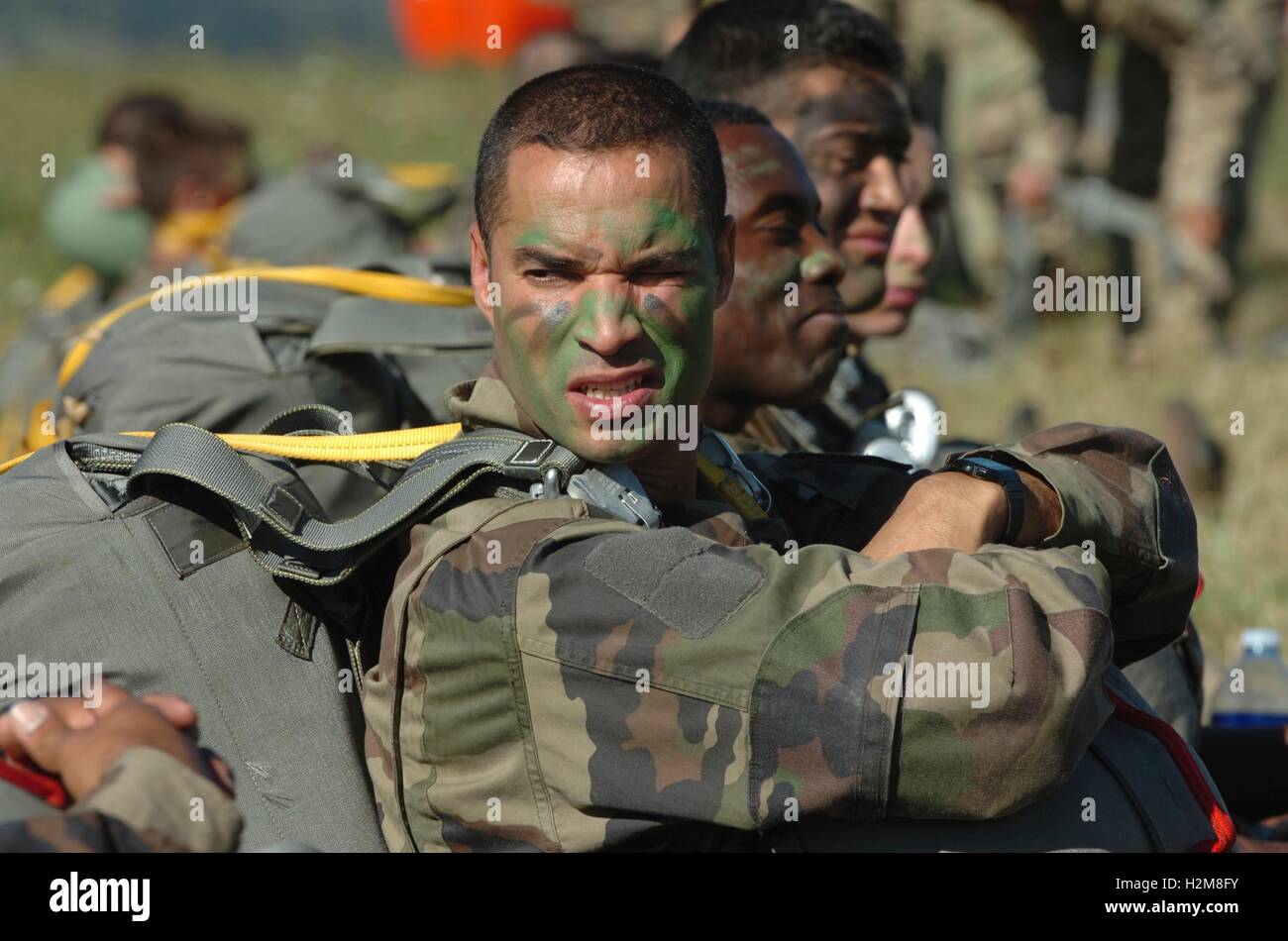 Soldier in parachutes hi-res stock photography and images - Alamy