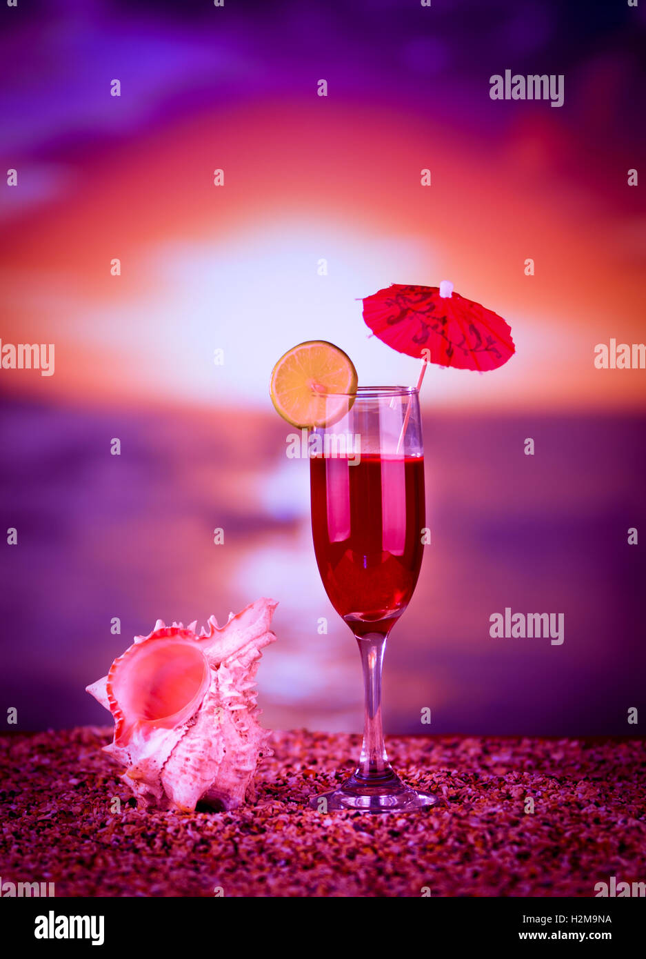 Refreshing cocktail on the beach Stock Photo - Alamy