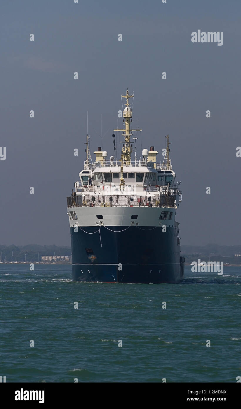 A head on photo of a ship on the ocean Stock Photo - Alamy