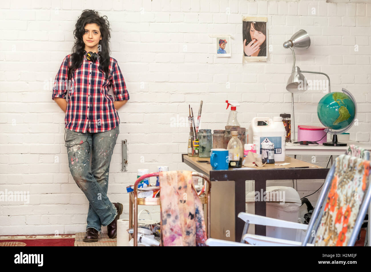 Artist Sarah Maple at her studio in Tilgate Crawley Stock Photo - Alamy
