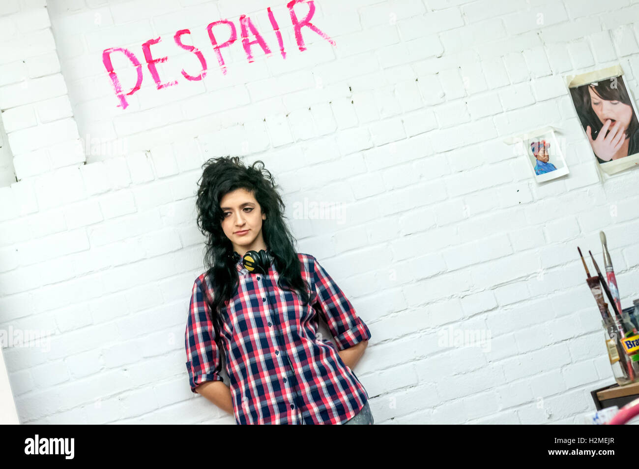 Artist Sarah Maple at her studio in Tilgate Crawley Stock Photo - Alamy