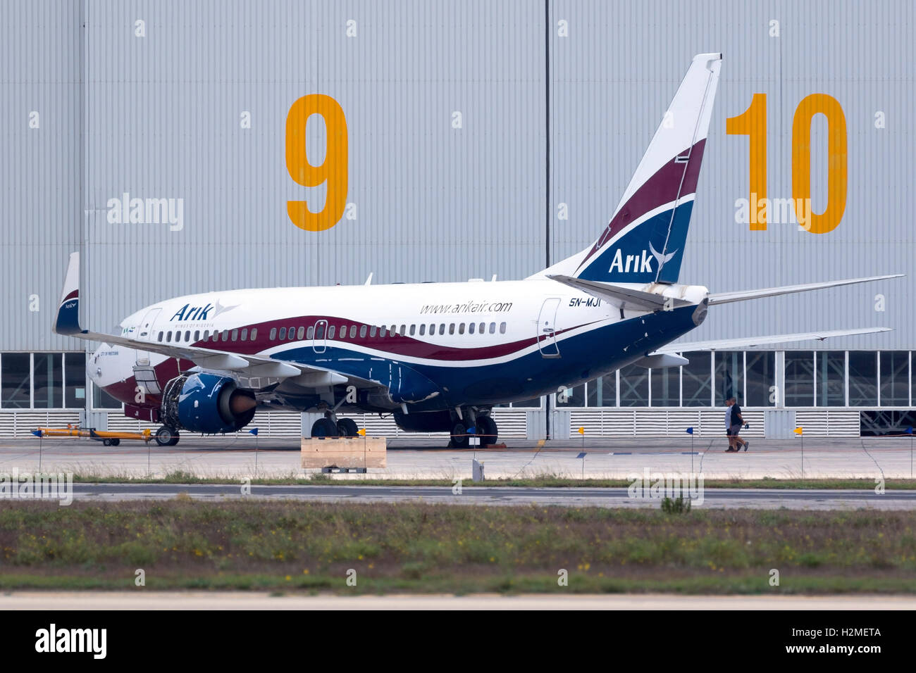 Arik Air (of Nigeria) Boeing 737-76N [5N-MJI] being serviced at ...