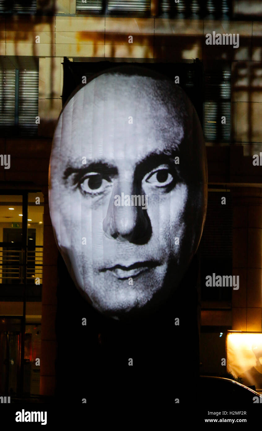 ein Portrait von Joseph Goebbels im Rahmen einer Installation von ...
