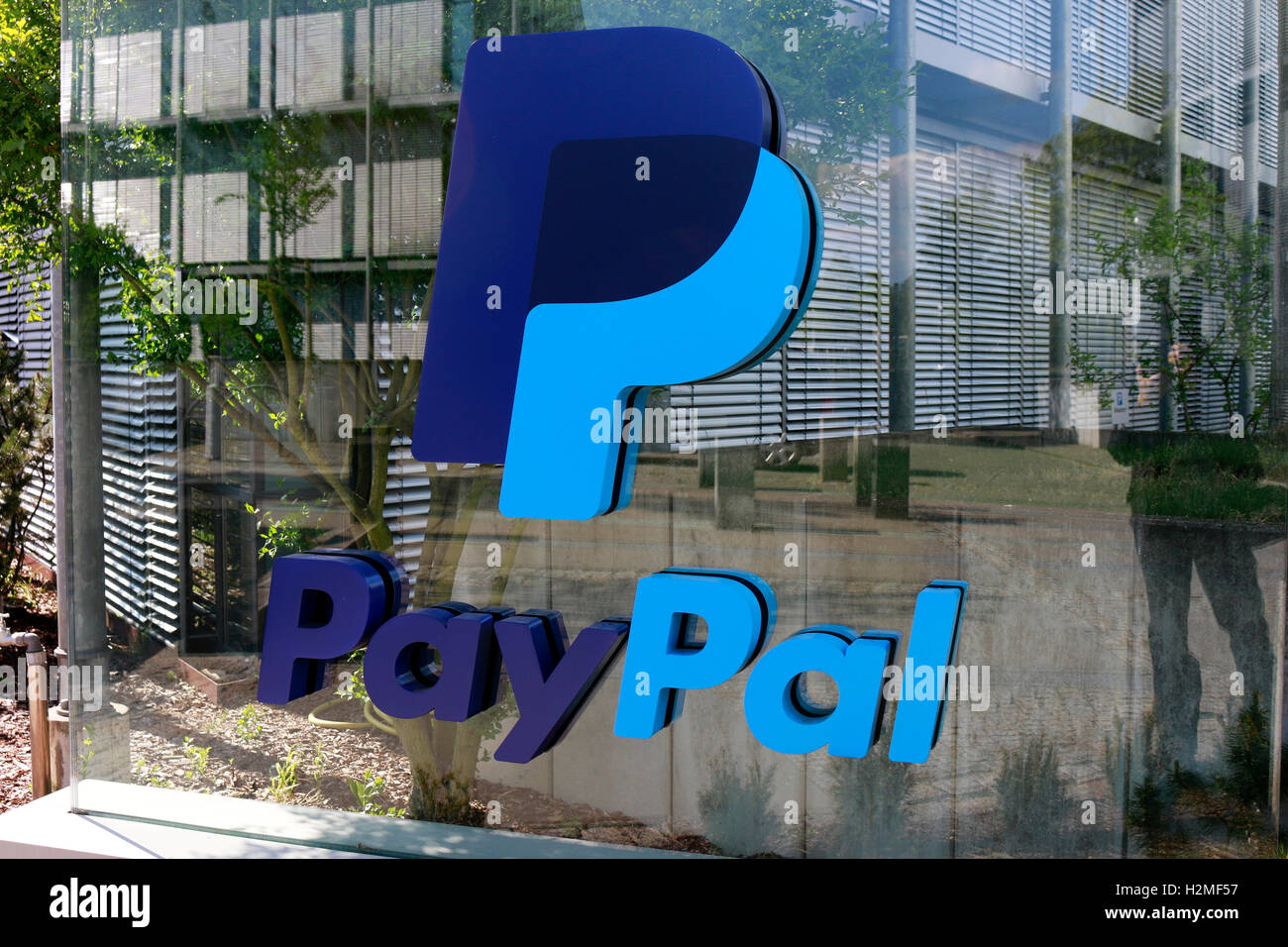 Paypal logo hi-res stock photography and images - Alamy