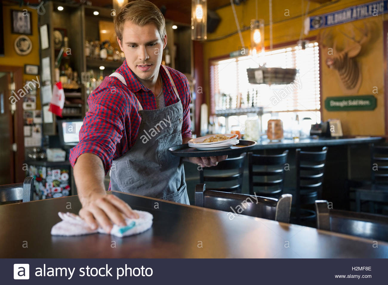 Wiping the table hi-res stock photography and images - Alamy