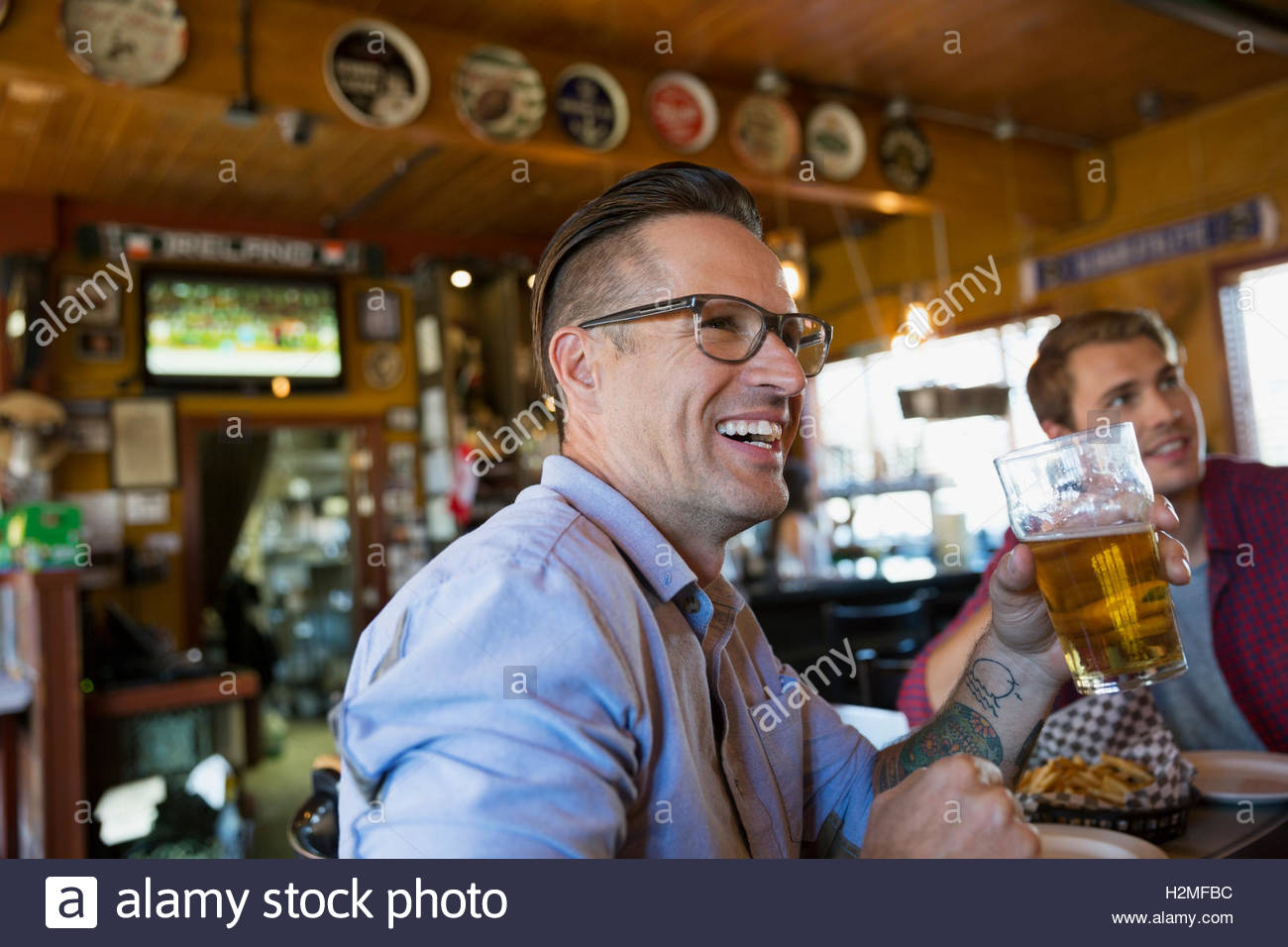 Men drinking bar hi-res stock photography and images - Alamy