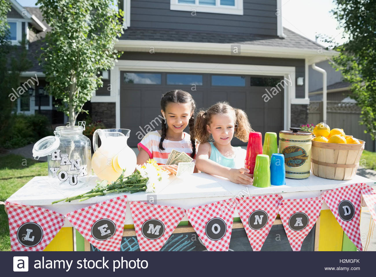 Stand girls hi-res stock photography and images - Alamy