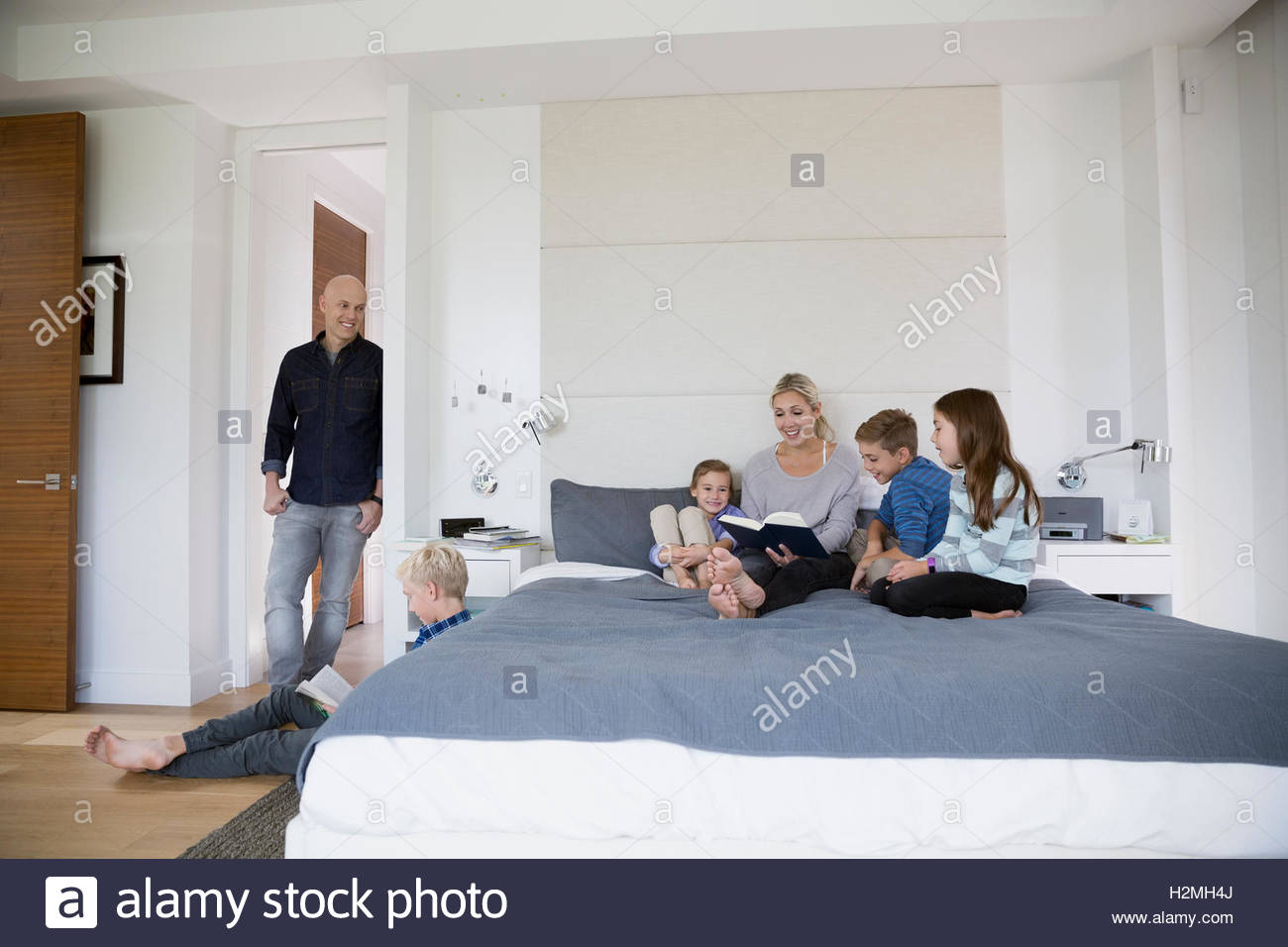 Father children mother watching hi-res stock photography and images - Alamy