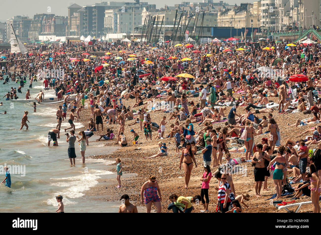 Brighton beach crowded with tourists on a warm spring day Stock Photo ...