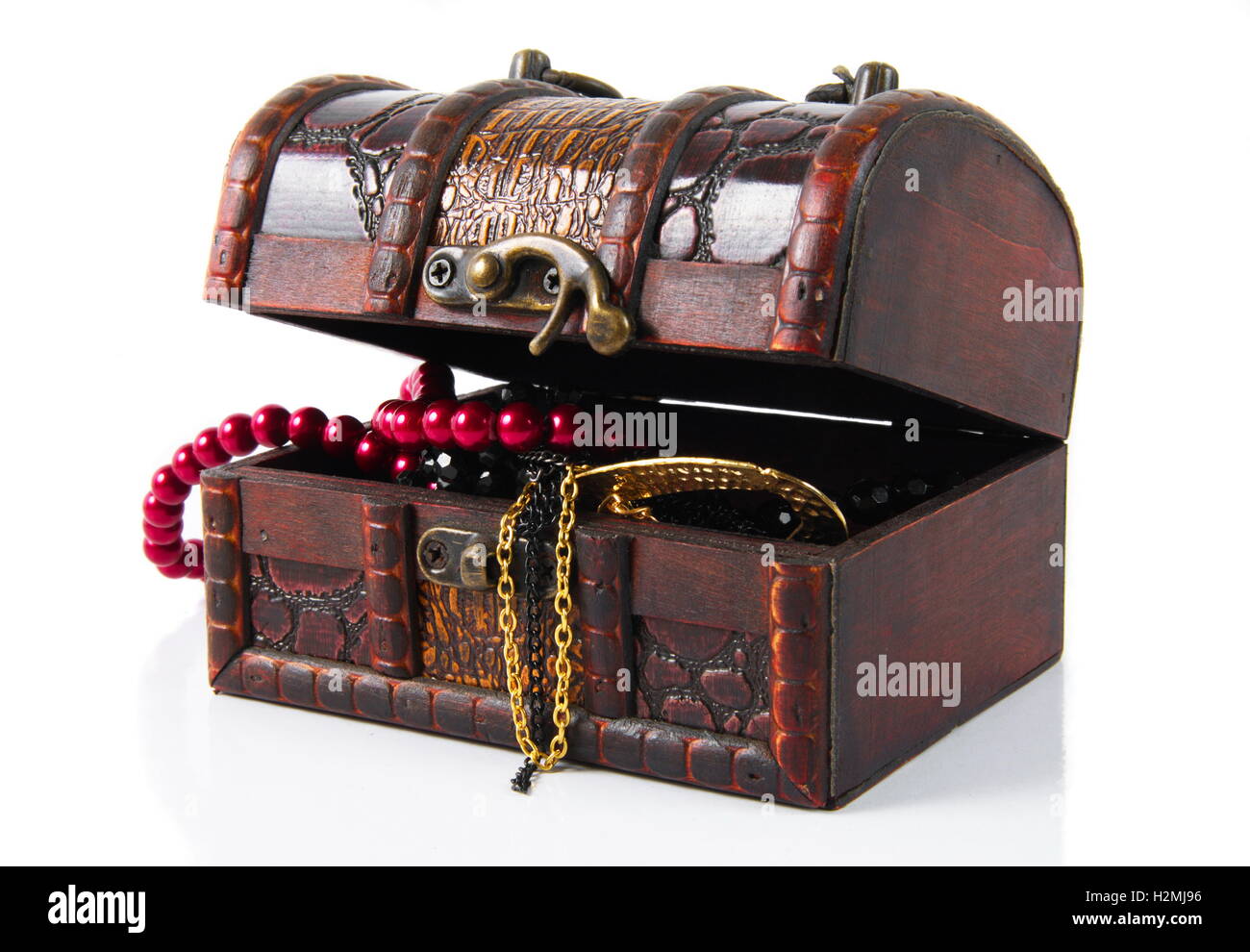 old treasure chest with jewelry on white Stock Photo - Alamy