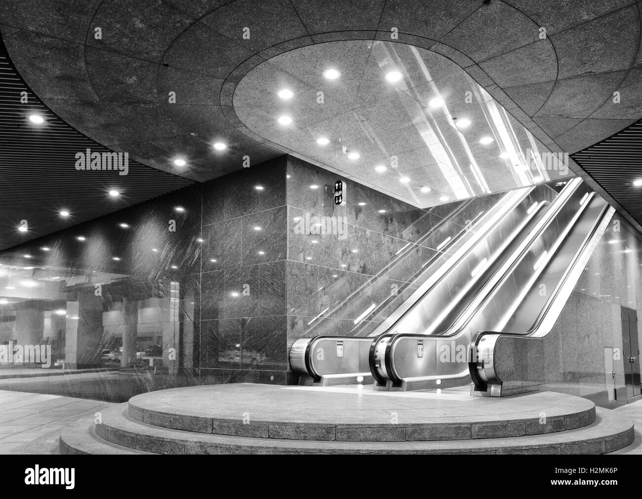 Escalators shopping Black and White Stock Photos & Images - Alamy