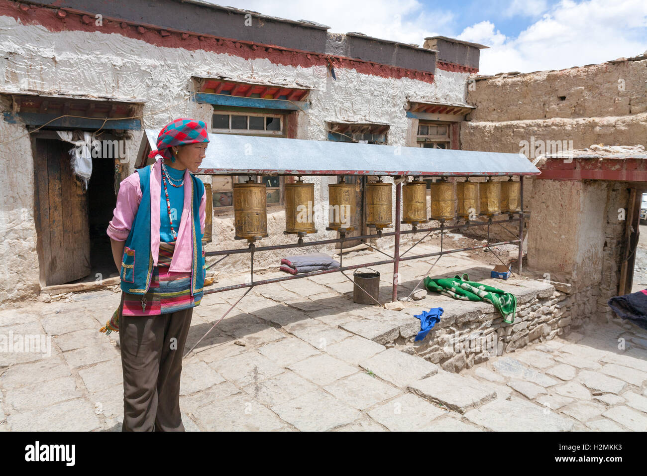 Tibetan house, Jinka Chu Village. Tibet, China Stock Photo - Alamy