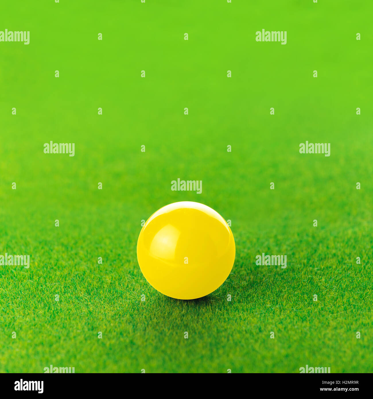 Yellow snooker ball hi-res stock photography and images - Alamy