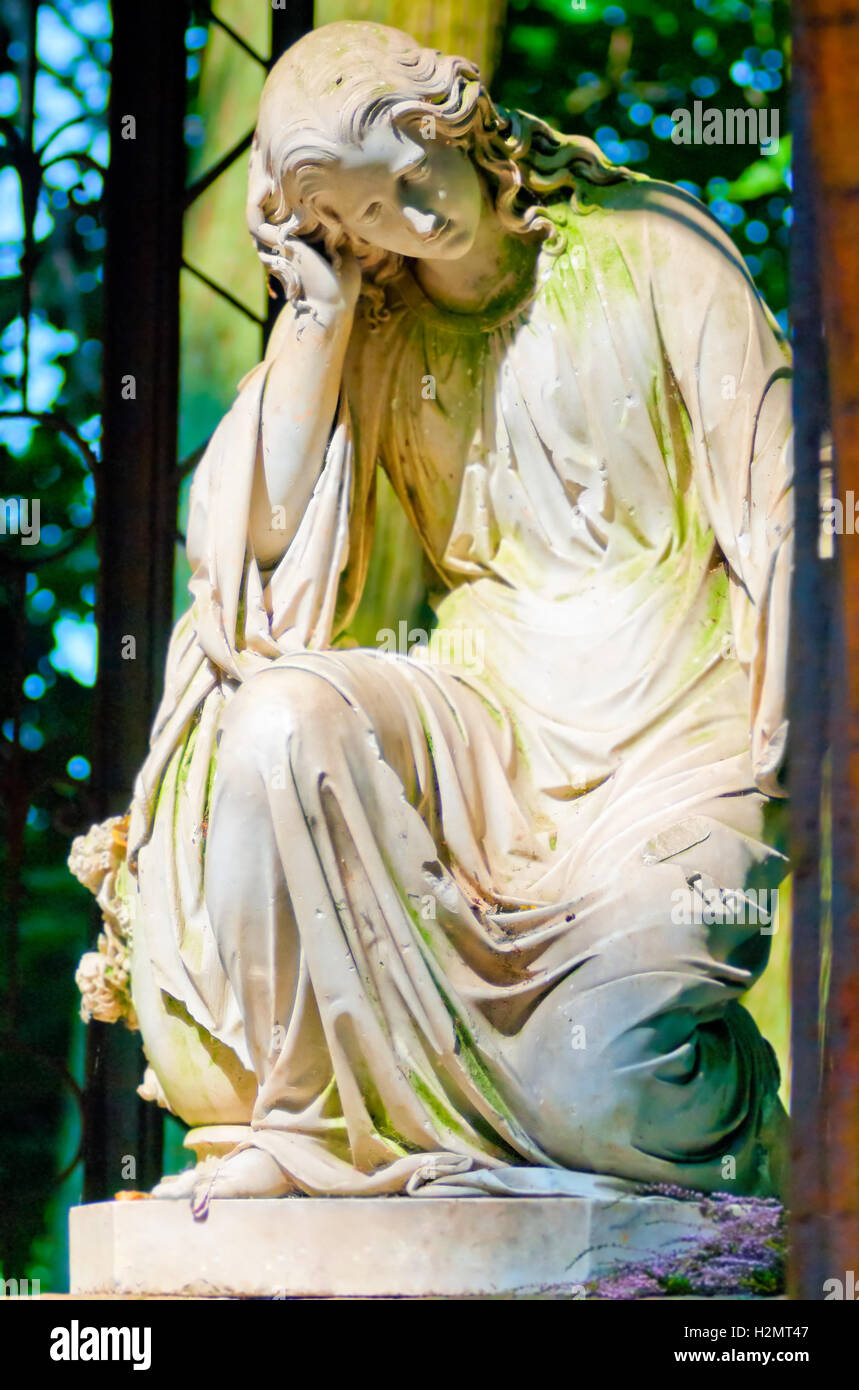 Roman old woman statue hi-res stock photography and images - Alamy