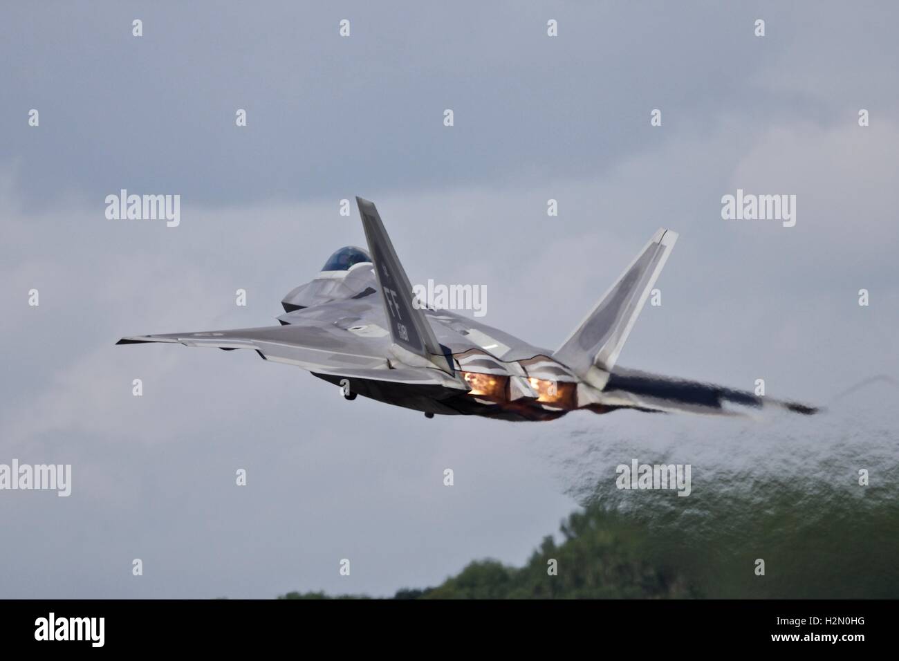 F-22 Raptor taking off Stock Photo - Alamy