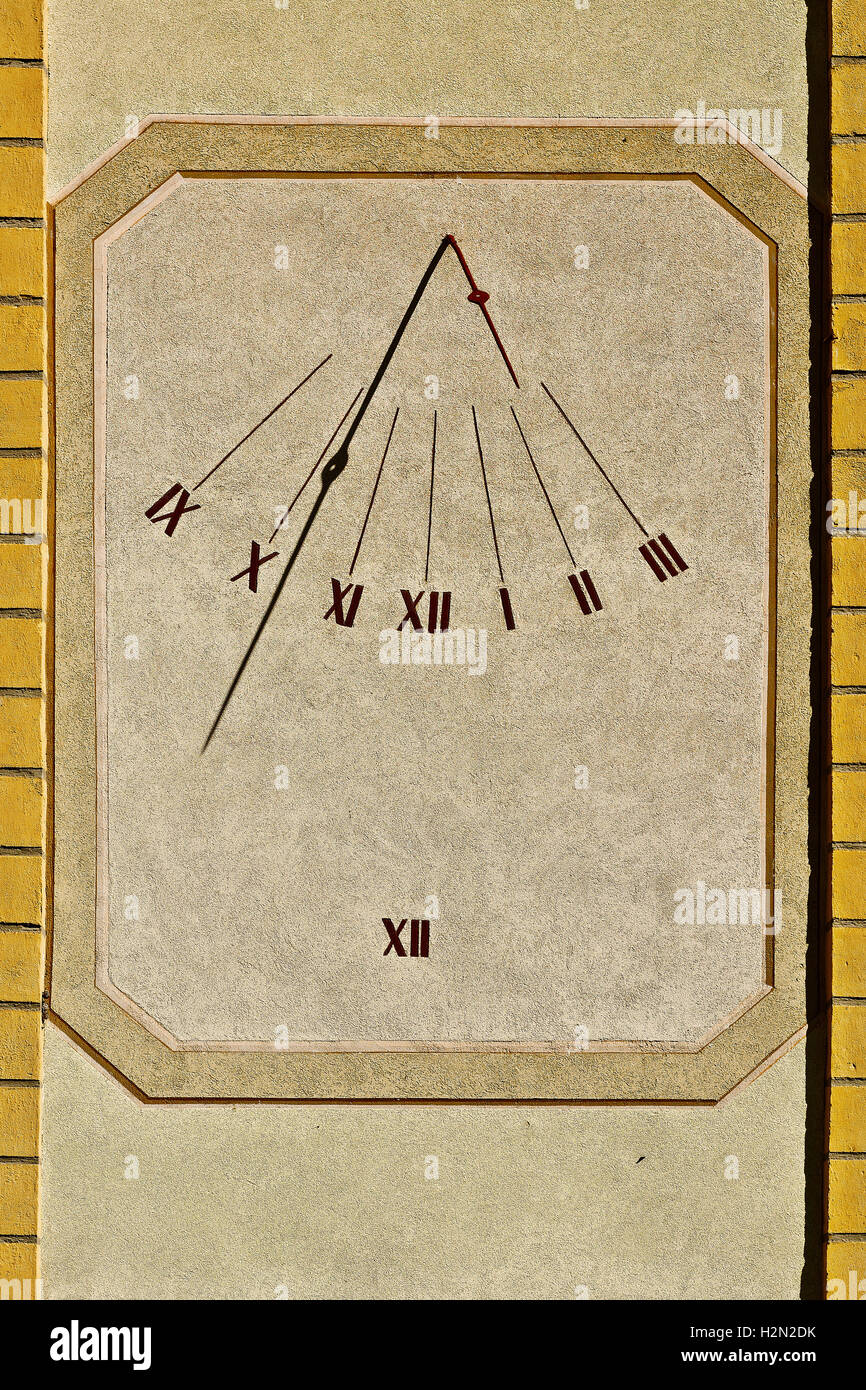 Ancient sun dial hi-res stock photography and images - Alamy