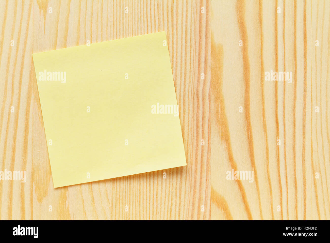 Memo with wooden background Stock Photo - Alamy