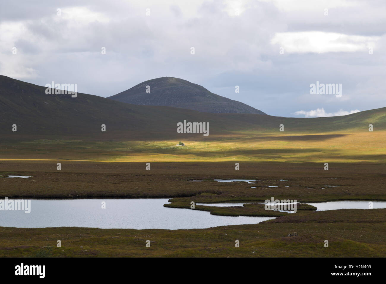 Lonely cottage hi-res stock photography and images - Alamy