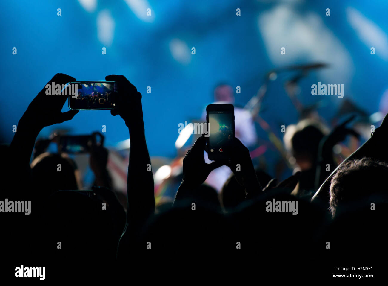 Mobile phone recording event hi-res stock photography and images - Alamy