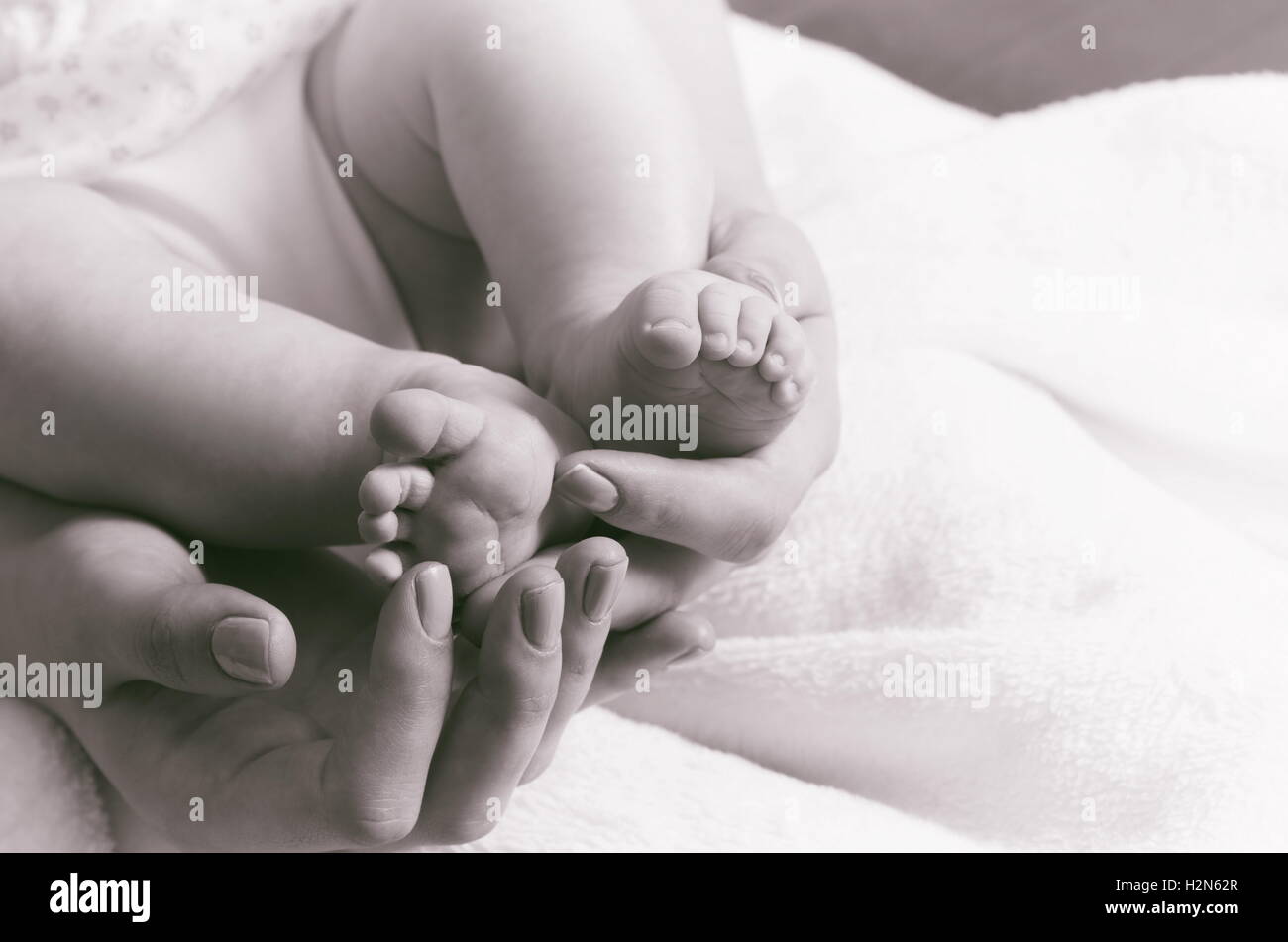 small baby legs in mother hands Stock Photo - Alamy