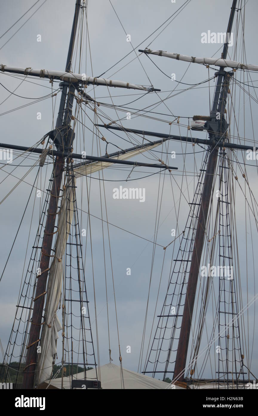 Old ship ropes rigging on hi-res stock photography and images - Alamy