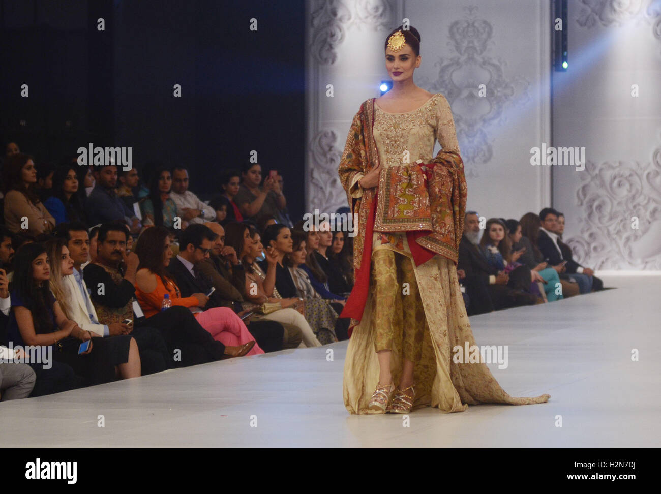 Lahore, Pakistan. 29th Sep, 2016. Pakistani models present creations by ...