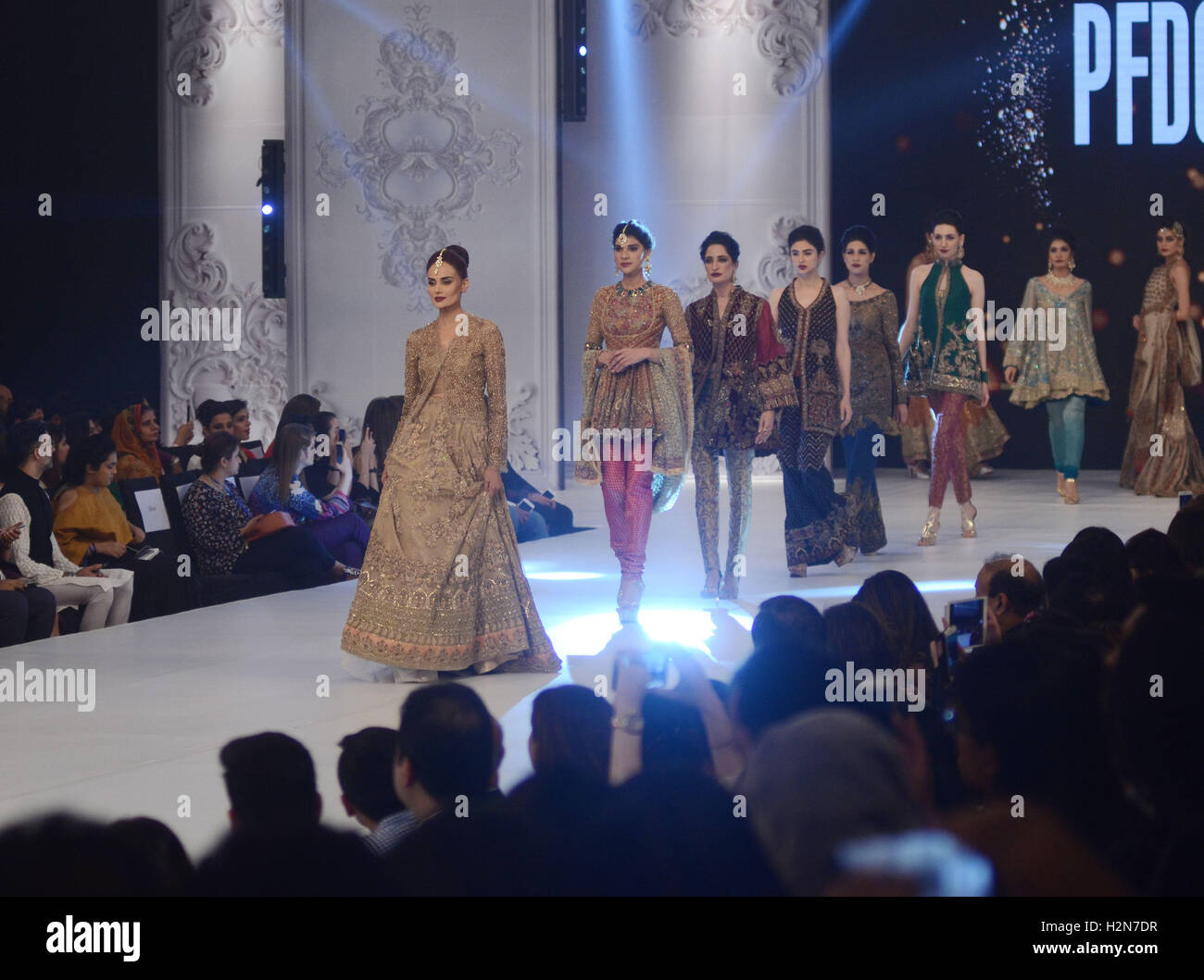 Lahore, Pakistan. 29th Sep, 2016. Pakistani models present creations by ...