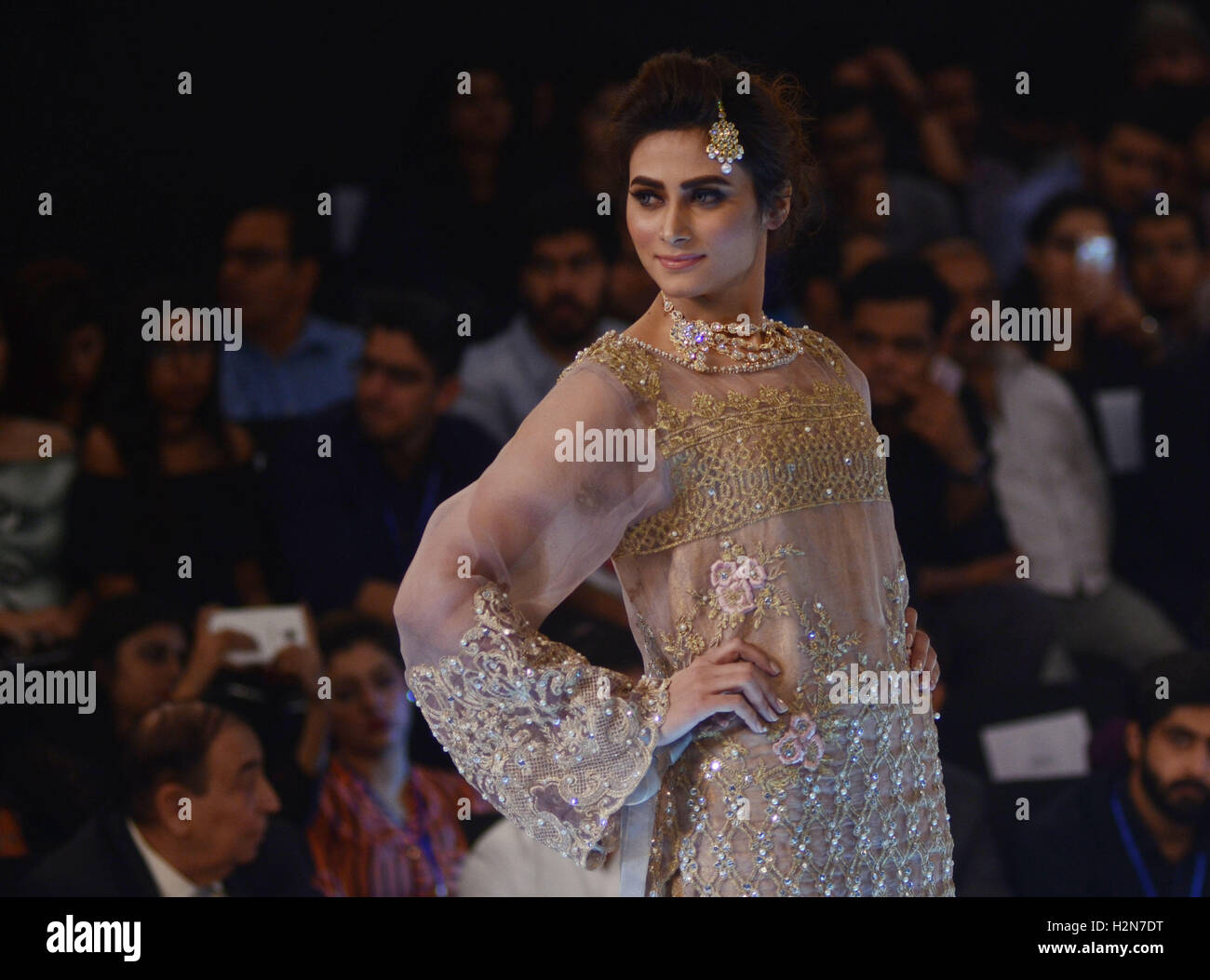 Lahore, Pakistan. 29th Sep, 2016. Pakistani models present creations by ...