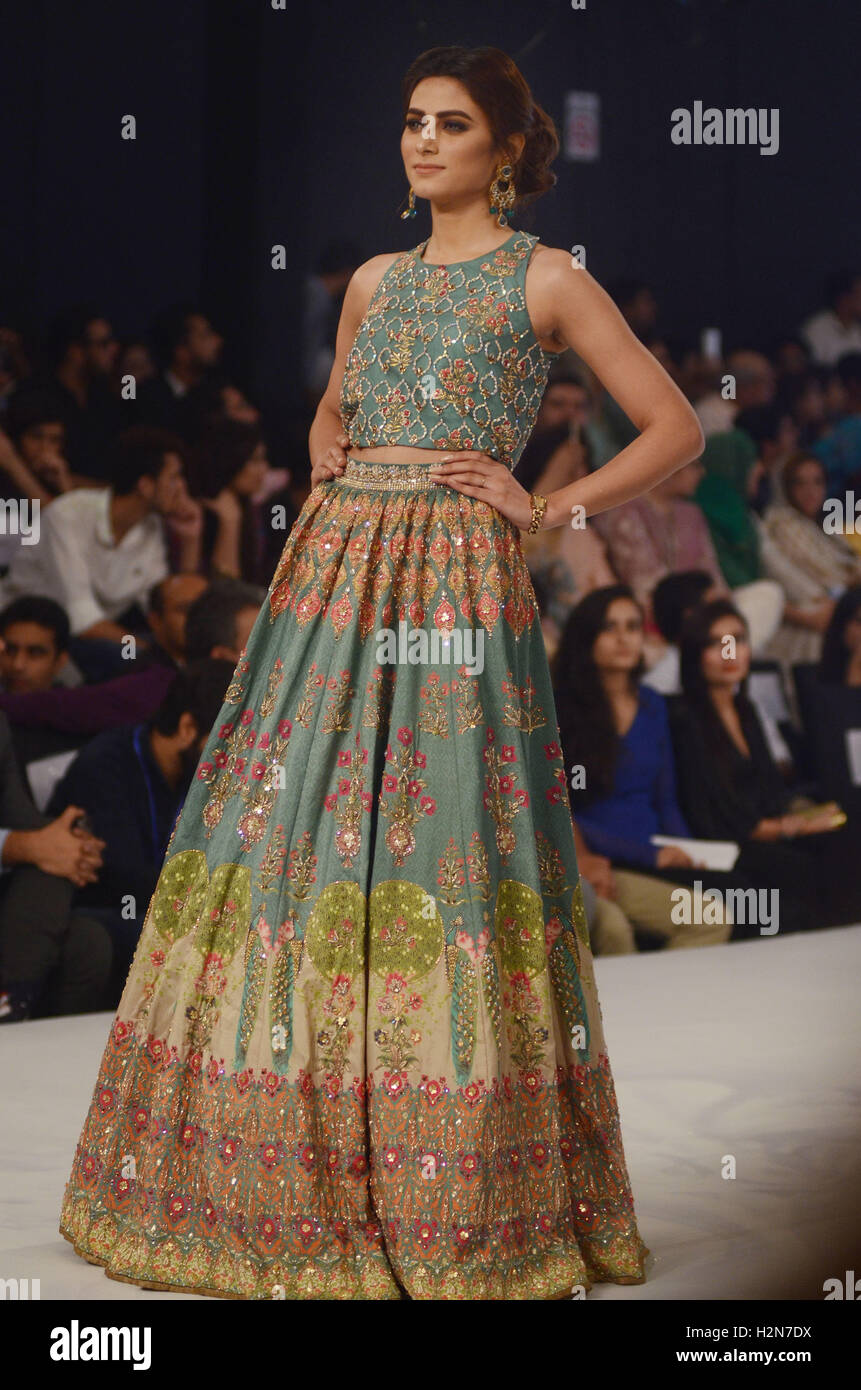 Lahore, Pakistan. 29th Sep, 2016. Pakistani models present creations by ...